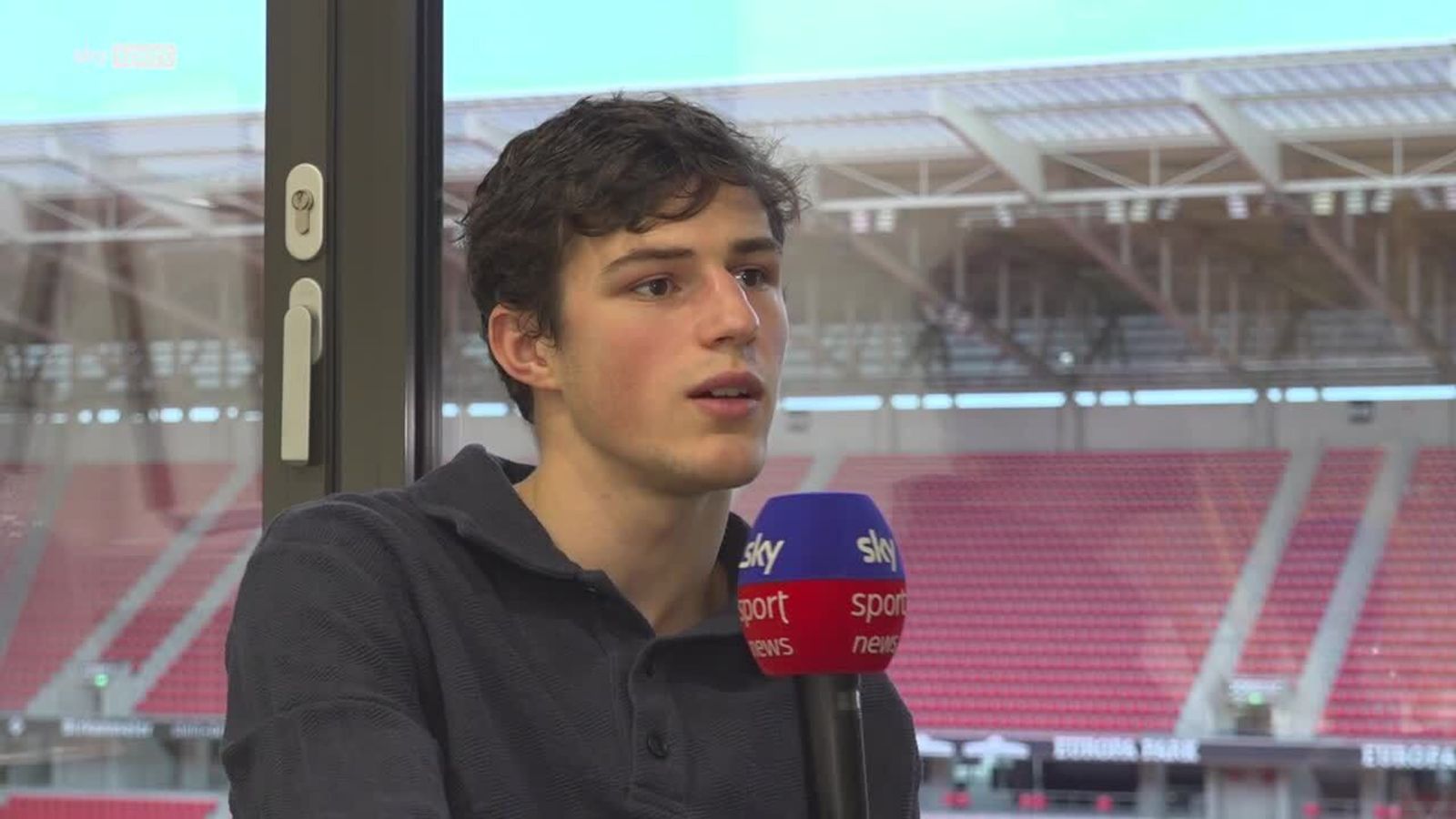 Merlin Röhl über die Bodenständigkeit innerhalb der Mannschaft des SC ...