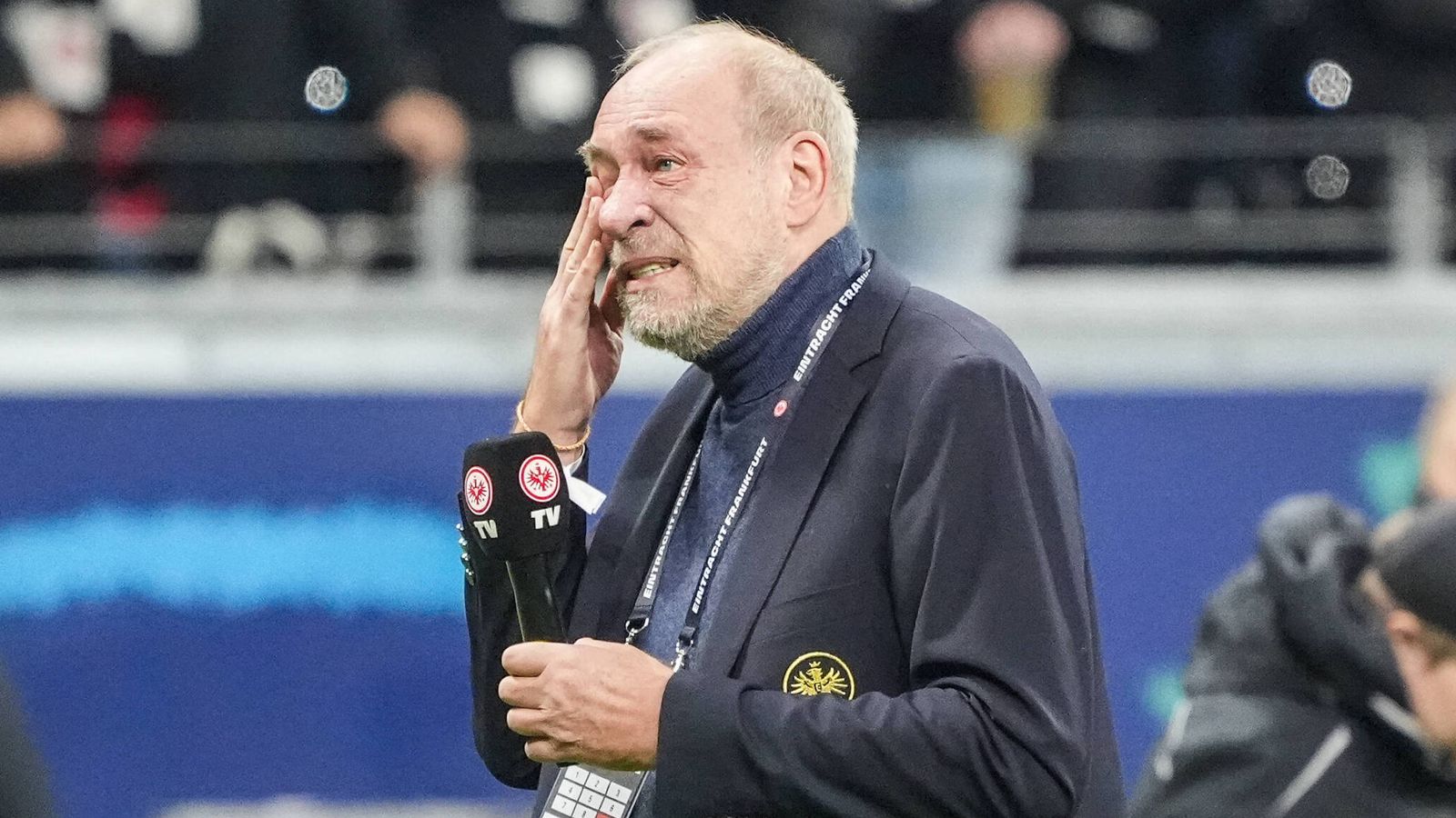 Präsident Peter Fischer von Eintracht Frankfurt Fans gefeiert | Fußball ...