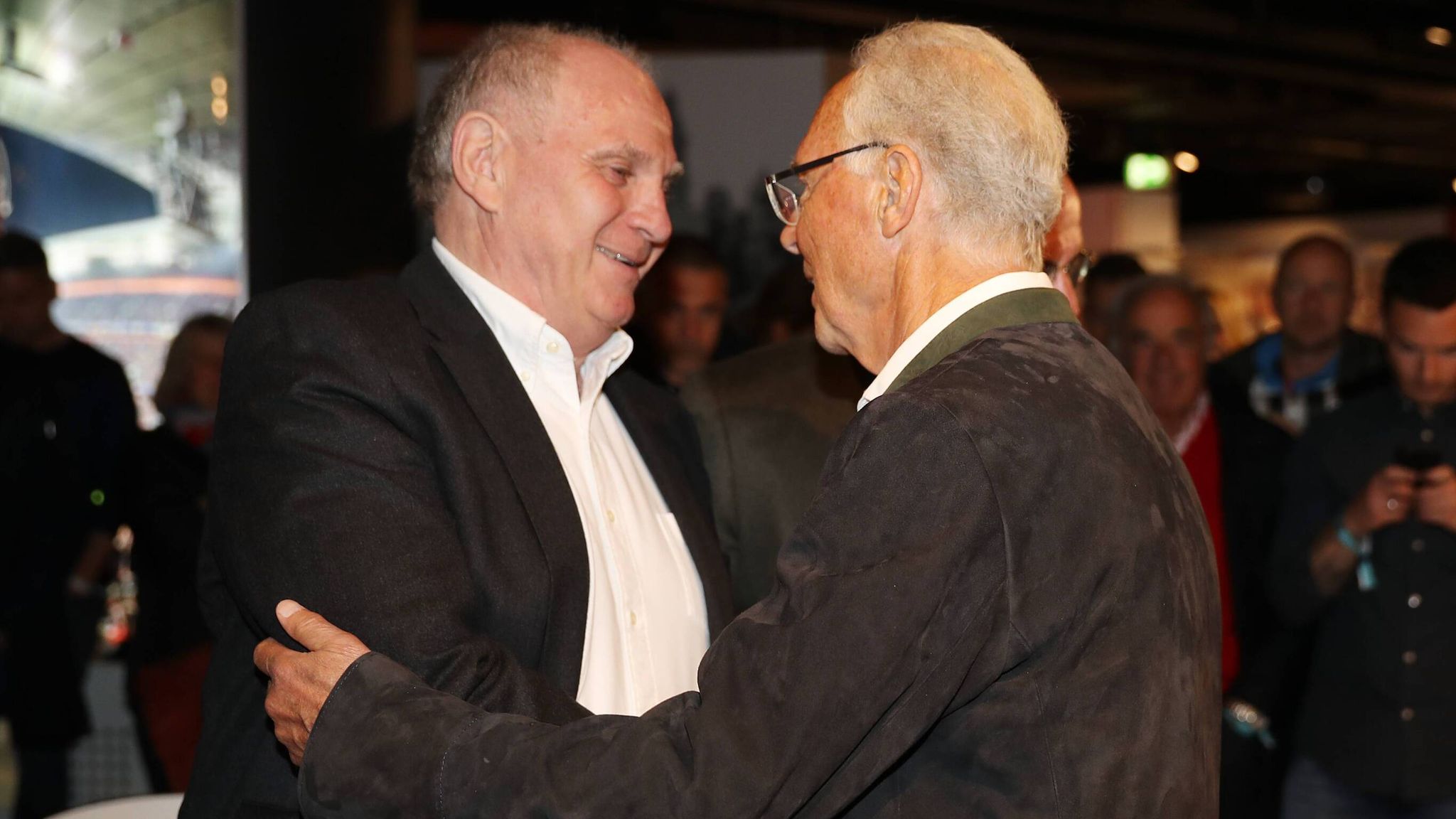Hoeneß, Breitner und Rummenigge sprechen über Andenken von Franz ...