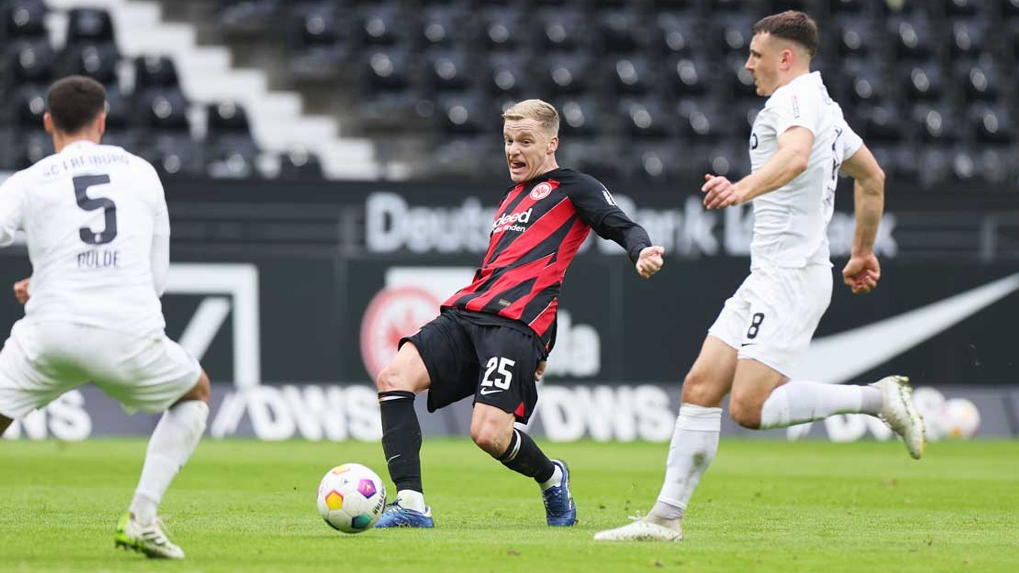 Eintracht Frankfurt unterliegt dem SC Freiburg beim Debüt von Donny van ...