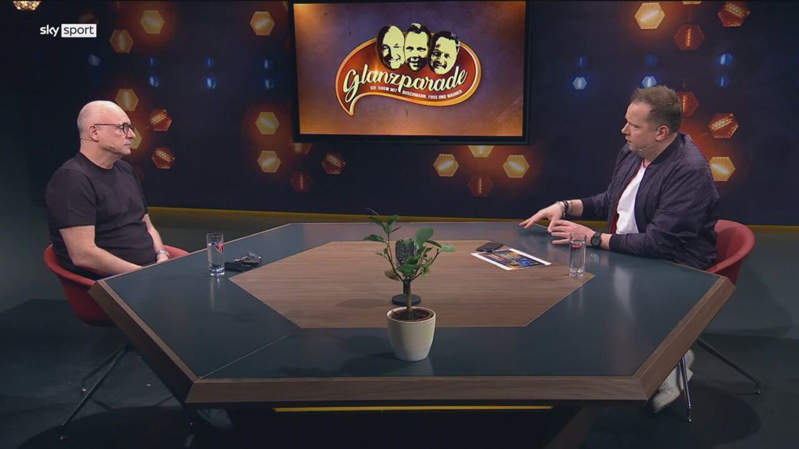 FC Bayern München | Buschmann und Fuss diskutieren Einstellung von ...