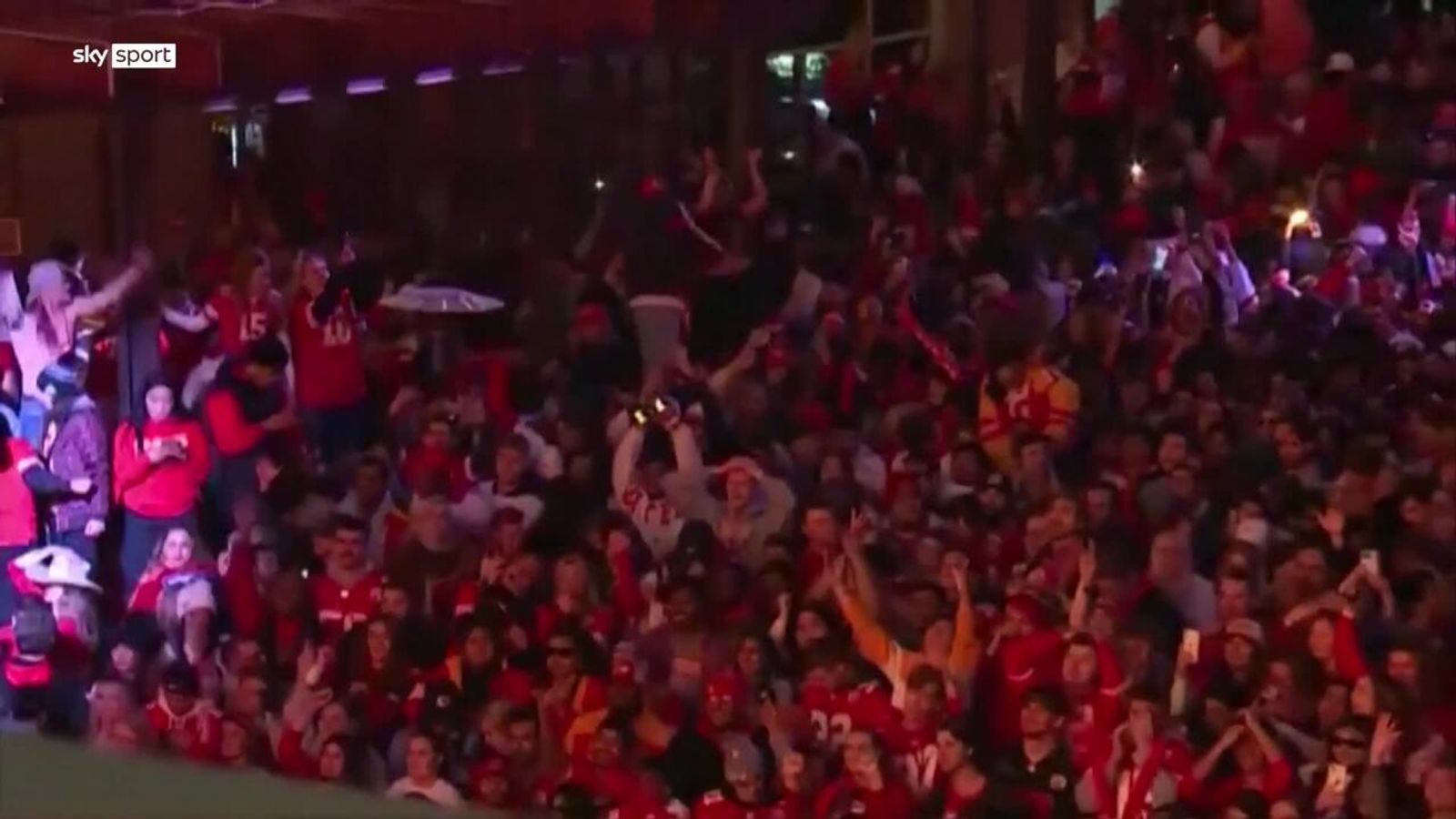 Super Bowl | Fans fluten die Straßen von Kansas City nach Sieg beim ...