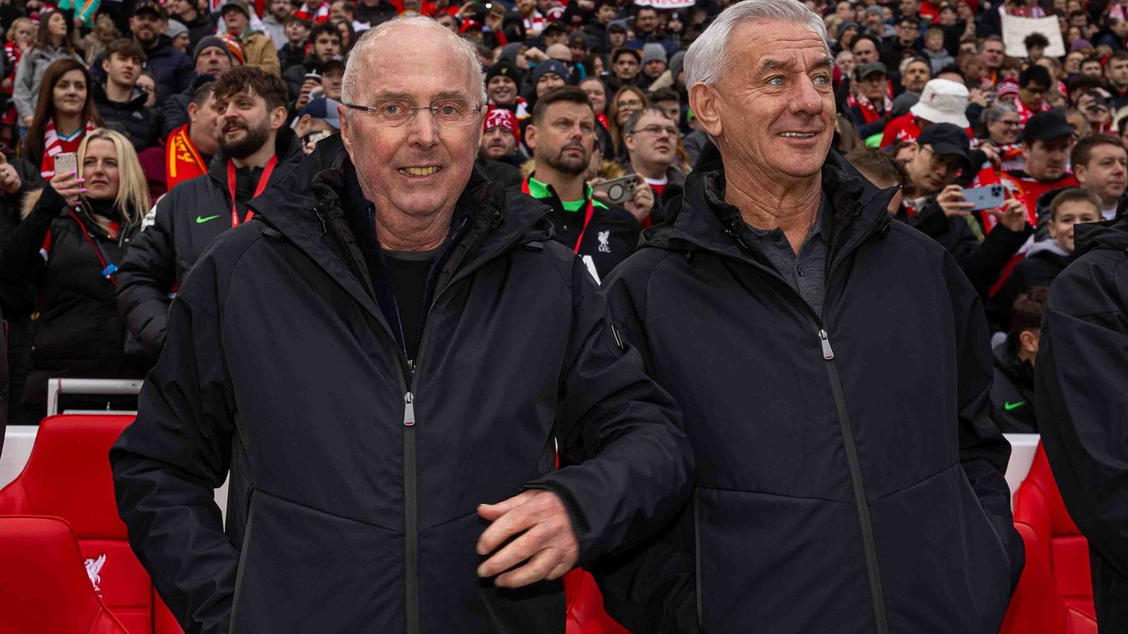 Sven-Göran Eriksson sitzt auf der Bank des FC Liverpool | Fußball News ...