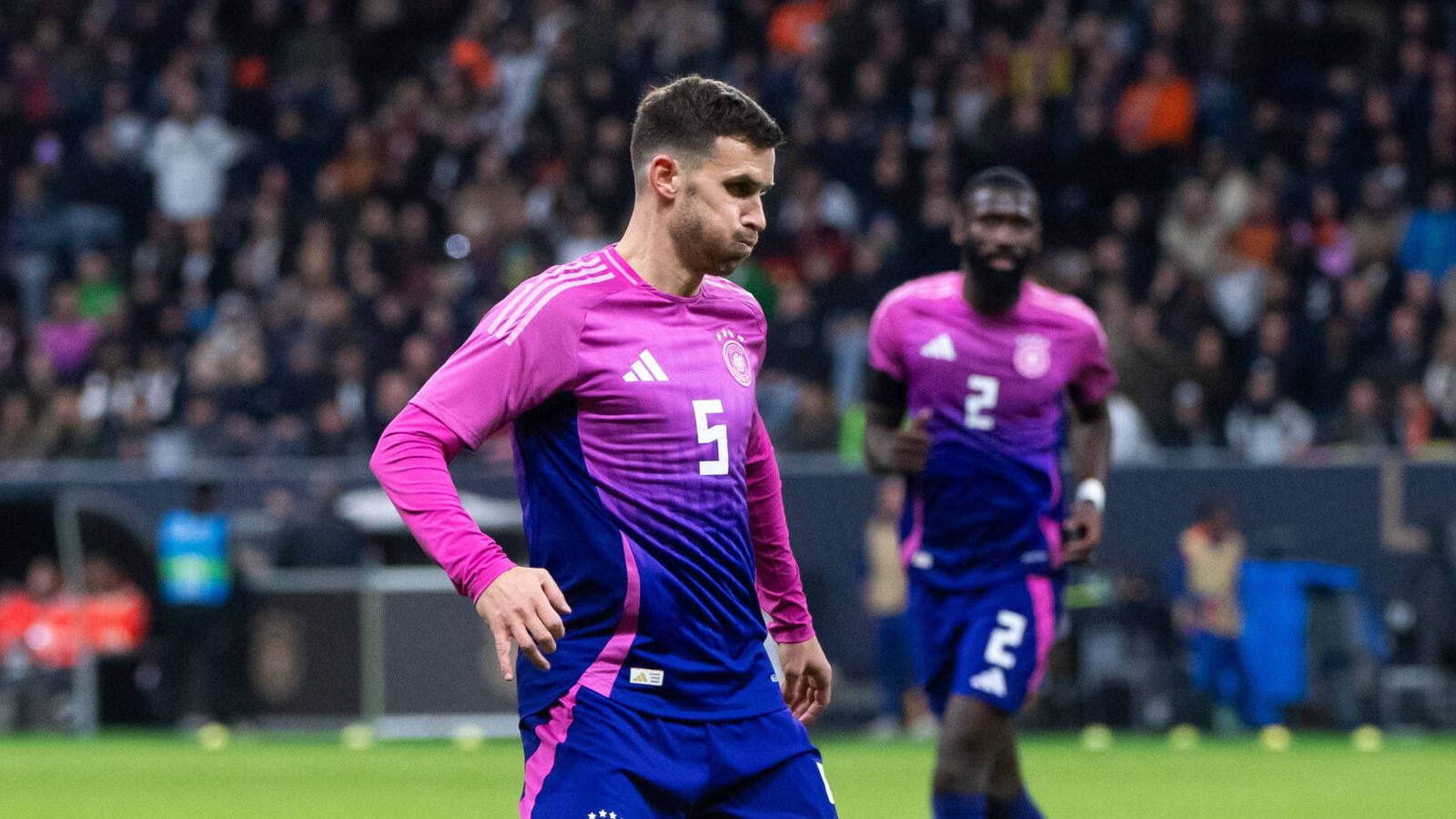 Jamal Musiala spricht über Rasen im Frankfurter Stadion | Fußball News ...