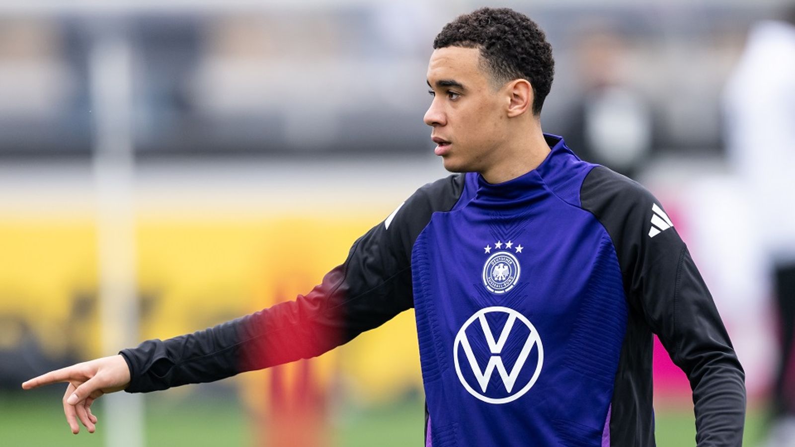 Jamal Musiala trägt beim DFB ab sofort die Rückennummer 10 | Fußball ...