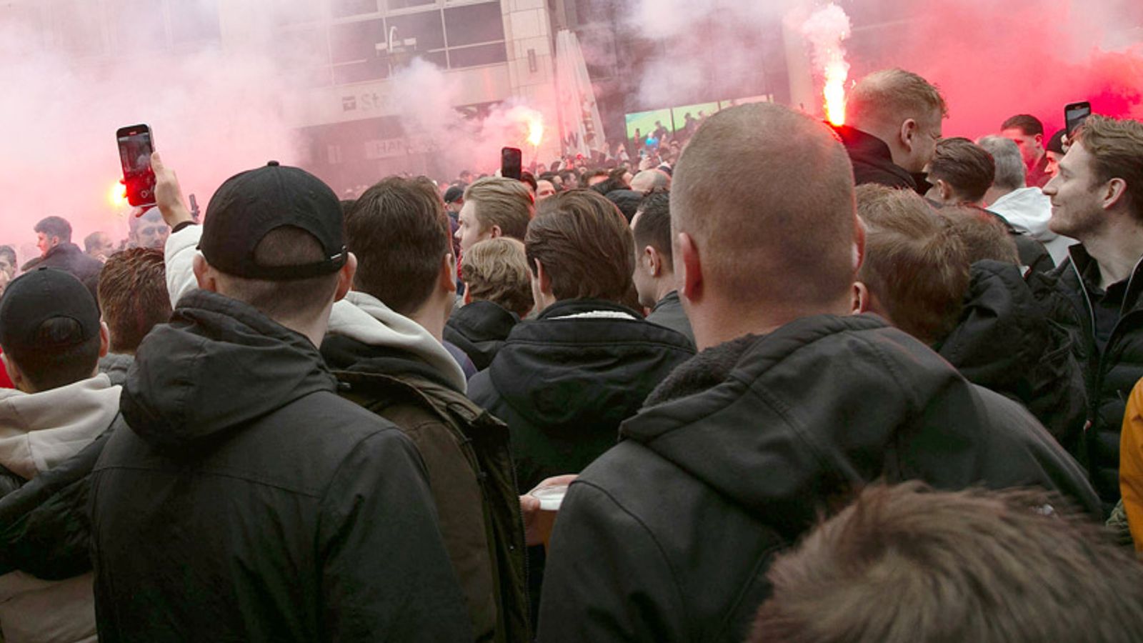 Fan wird vor BVB gegen Eindhoven schwer verletzt | Fußball News | Sky Sport