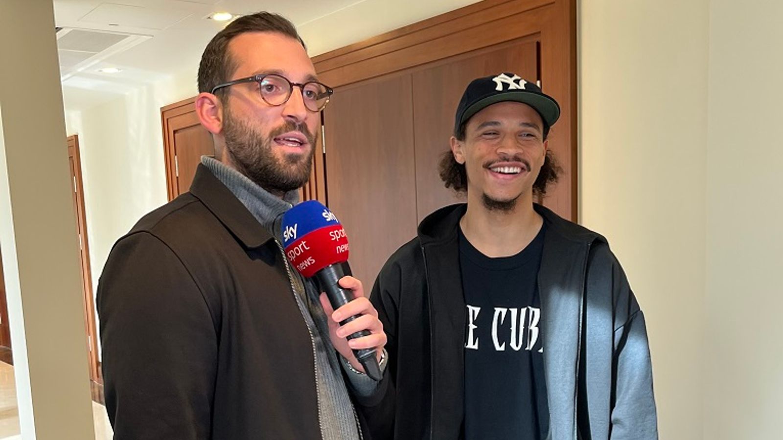 Leroy Sane im exklusiven Sky Interview bei der Ankunft am DFB-Teamhotel ...