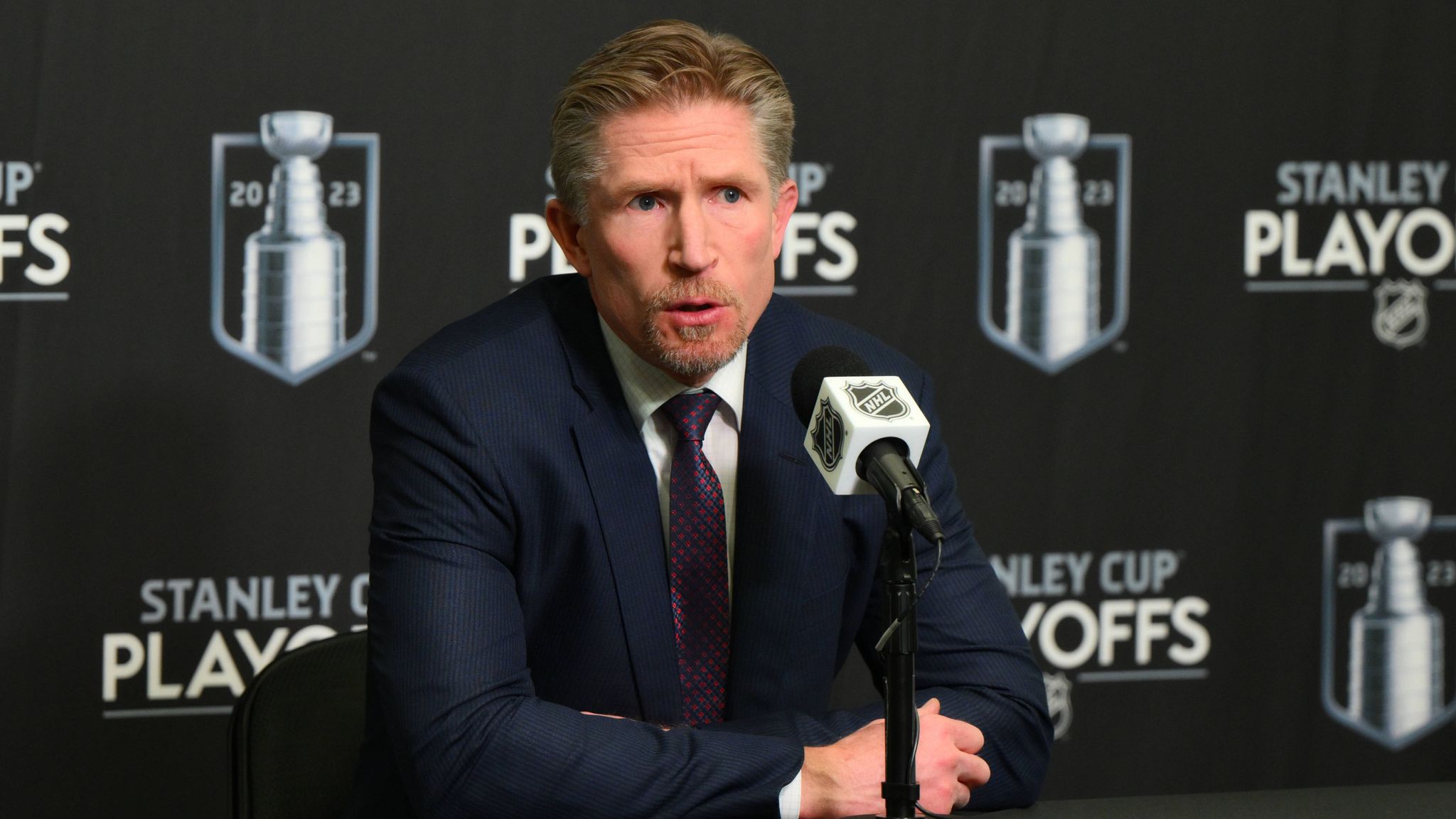 Die Seattle Kraken um Philipp Grubauer haben Trainer Dave Hakstol ...