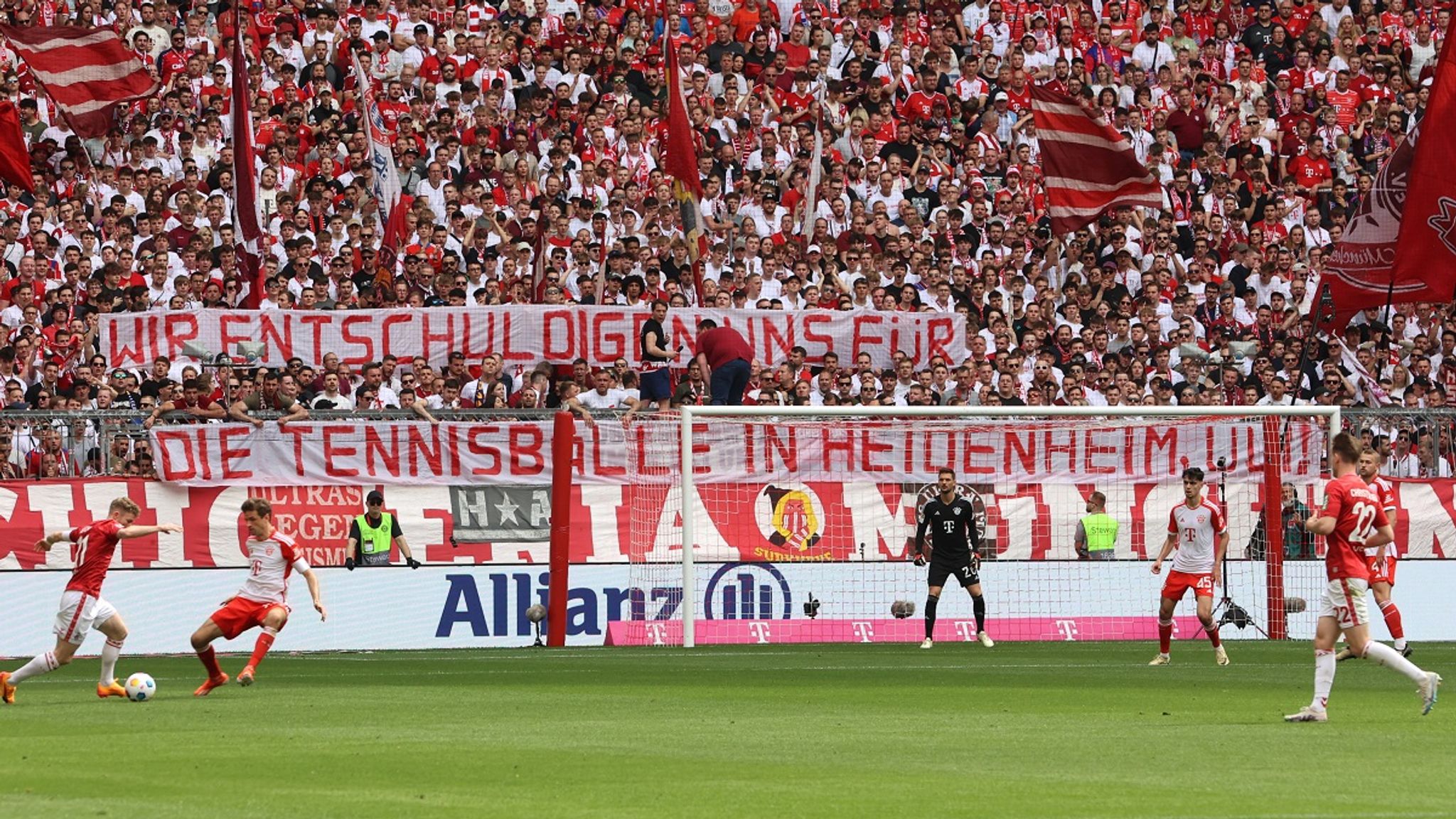 Fans des FC Bayern machen sich über Aussagen von Uli Hoeneß lustig ...