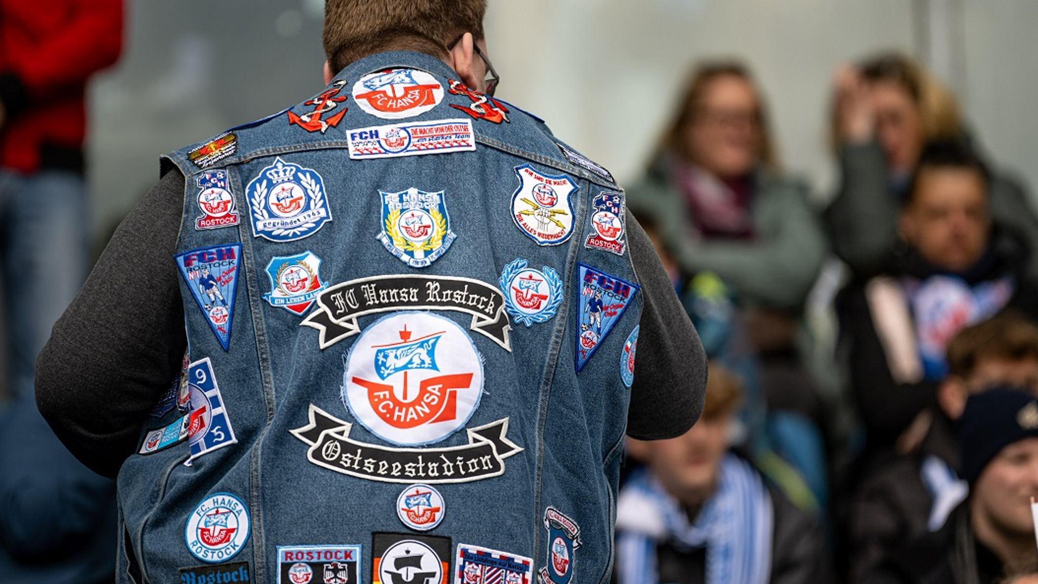 Sponsor stellt für jedes heile Dixi-Klo Geld für Hansa-Nachwuchs in ...