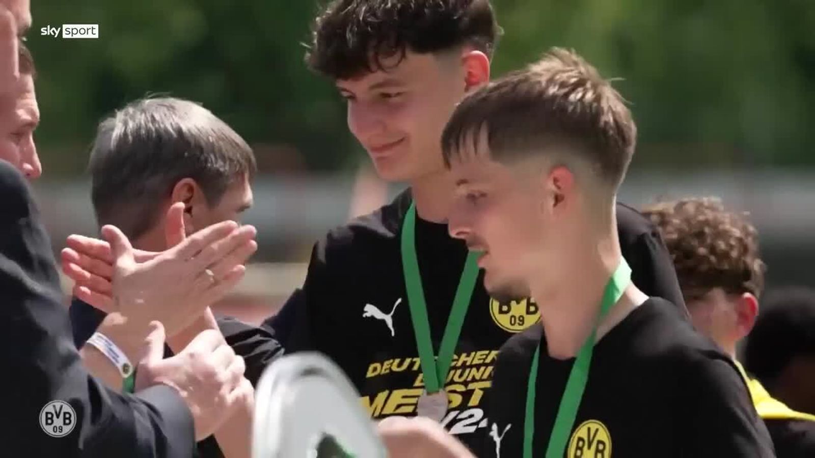 Borussia Dortmund | Die Meisterreportage der BVB-U17 | Fußball News ...