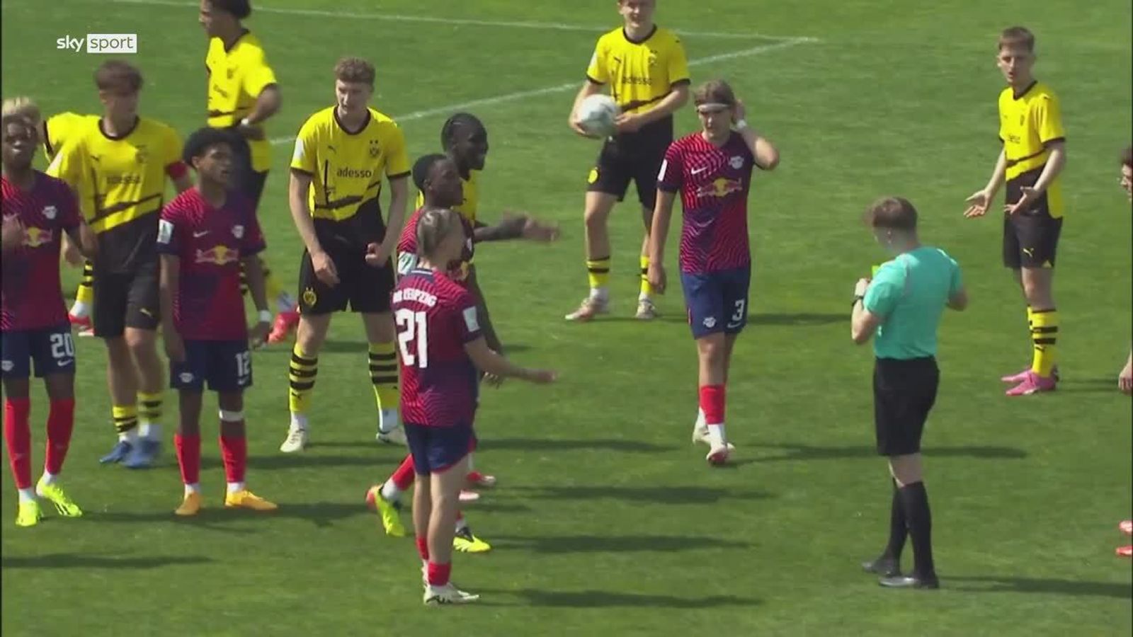 U17 Bundesliga | RB-Kapitän Boog fliegt mit Gelb-Rot vom Platz ...