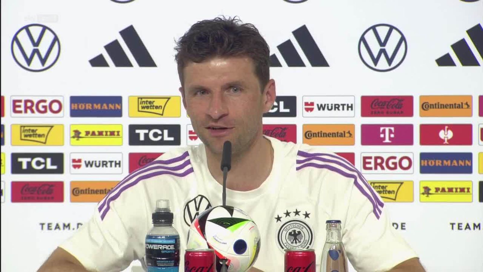 DFB-Team | Thomas Müller über seine Rolle als Bindeglied im Team ...