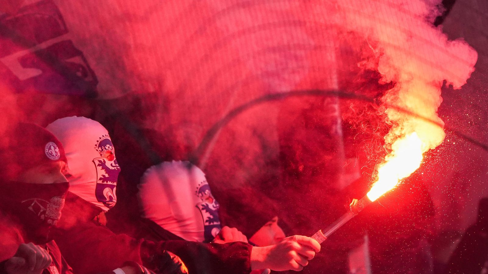 SV Darmstadt: 109.000 Strafe für Pyrotechnik und Goldtaler | Fußball ...