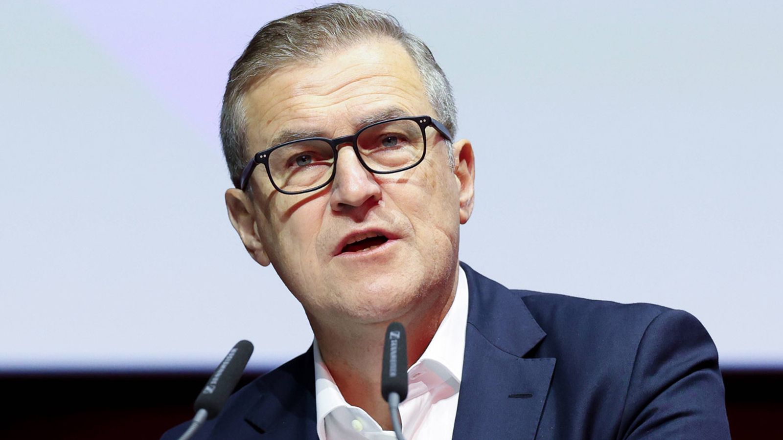 Jan-Christian Dreesen vom FC Bayern spricht nach Niederlage in ...