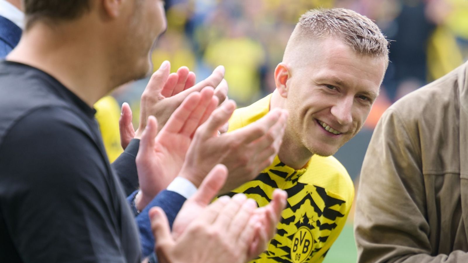 Riesige Choreo der BVB-Fans zu Ehren von Marco Reus | Fußball News ...