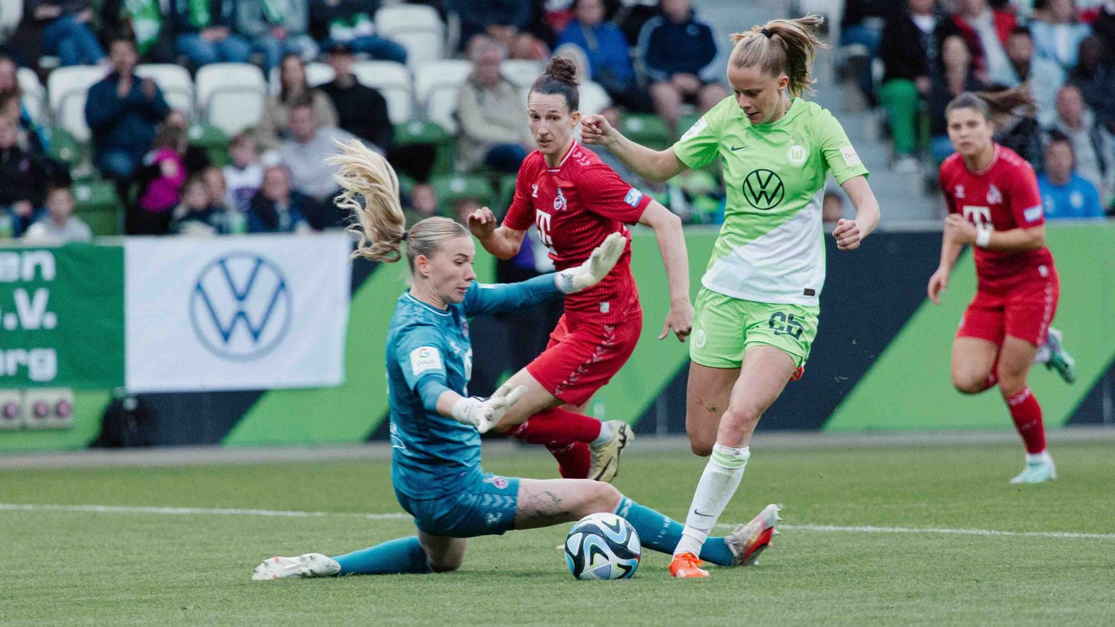 Frauen vom VfL Wolfsburg besiegen den 1. FC Köln | Fußball News | Sky Sport