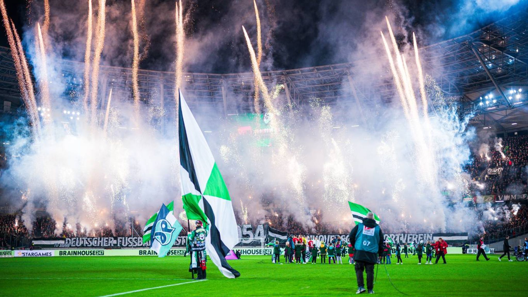 H96 mit teureren Ticketpreisen wegen den Strafen für Pyrotechnik ...