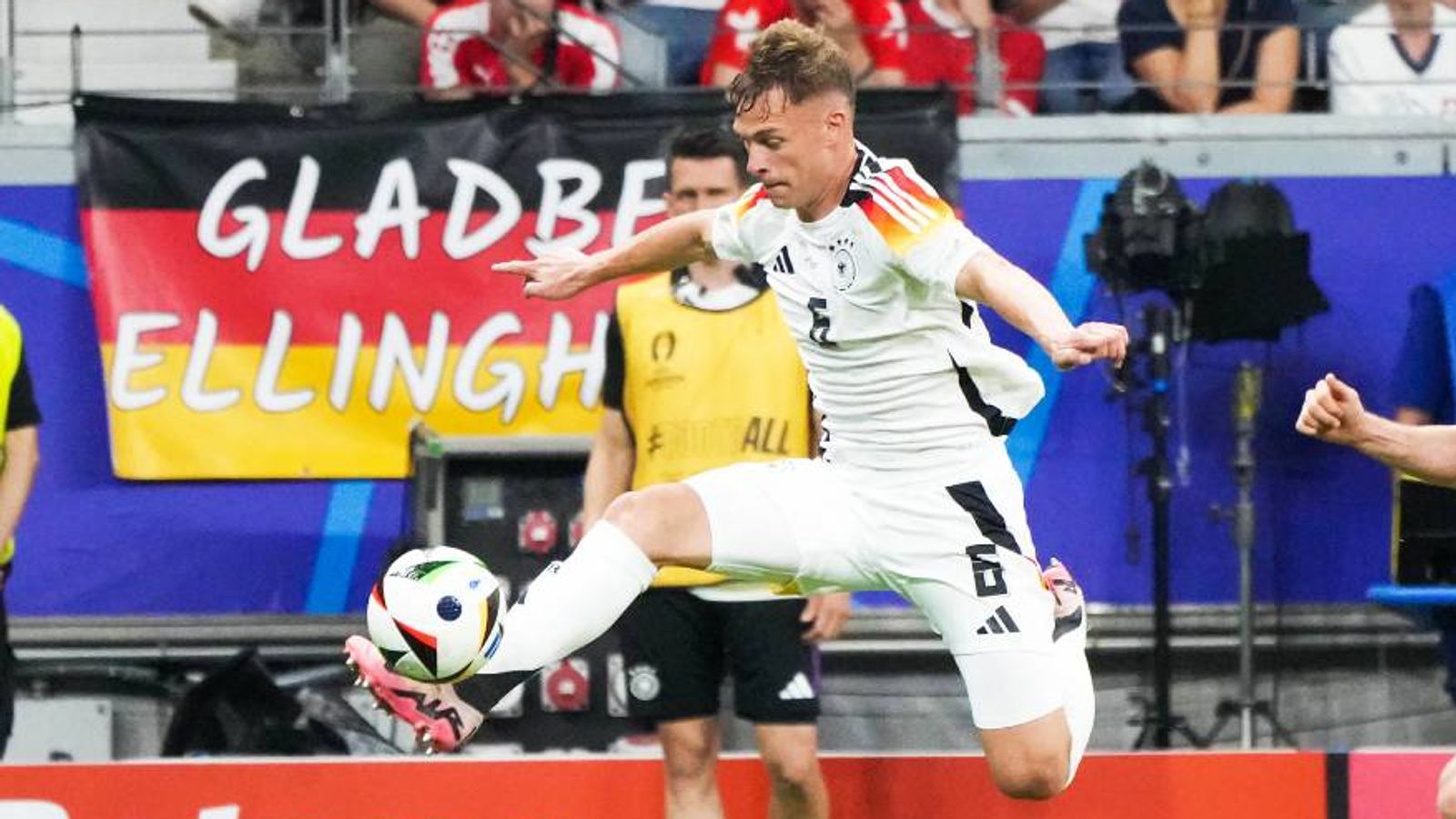 Joshua Kimmich springt im DFB-Base-Camp in den Pool - voll bekleidet ...