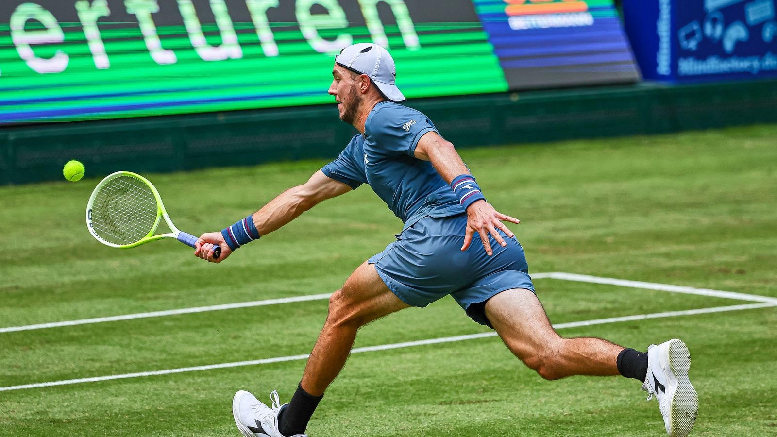 Jan-Lennard Struff schlägt Tsitsipas in Halle und trifft nun auf Sinner ...