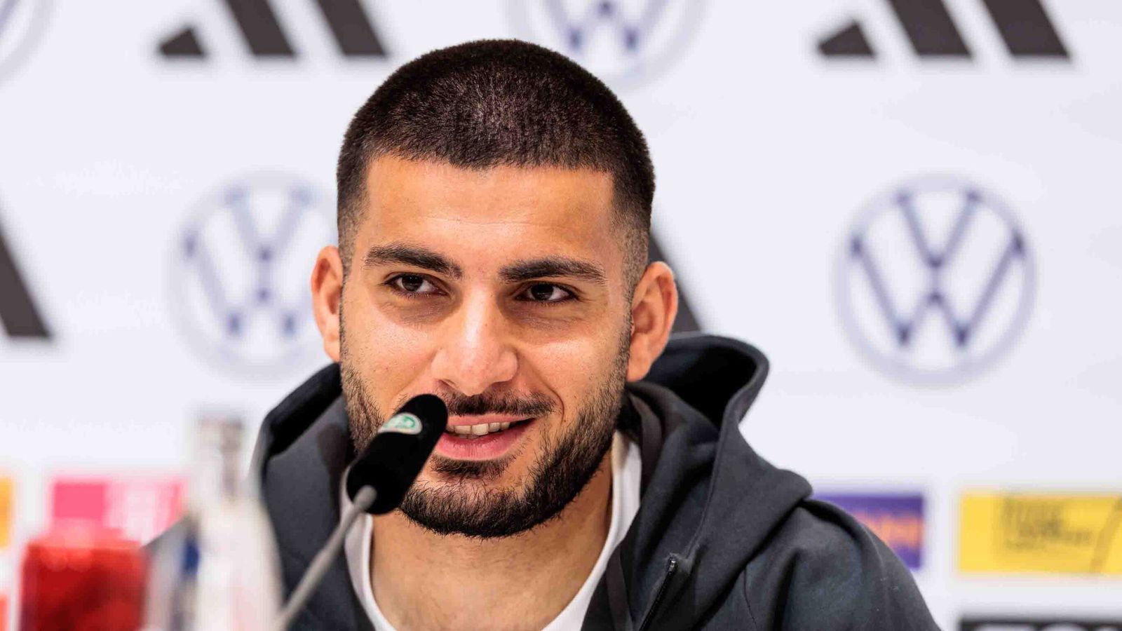 Deniz Undav spricht über den seifigen Rasen in Frankfurt & über Musik ...