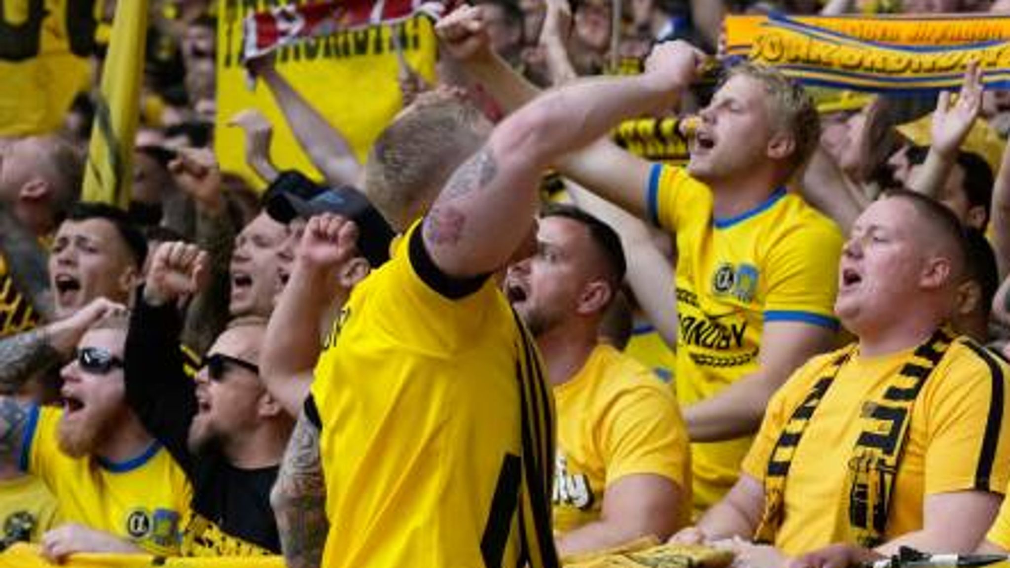 Beim CL-Finale des BVB gegen Madrid sind Bröndby-Fans im BVB-Block ...
