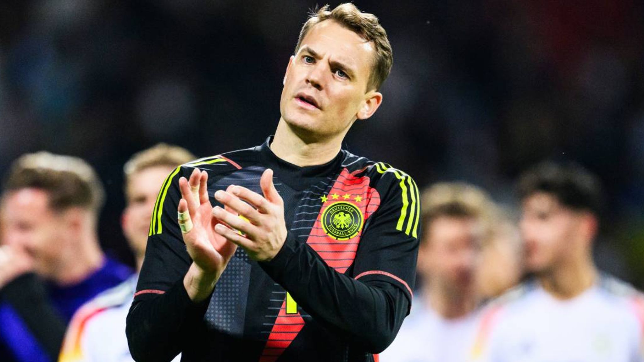 Ex-Bayern-CEO Oliver Kahn spricht über Zukunft von Manuel Neuer ...