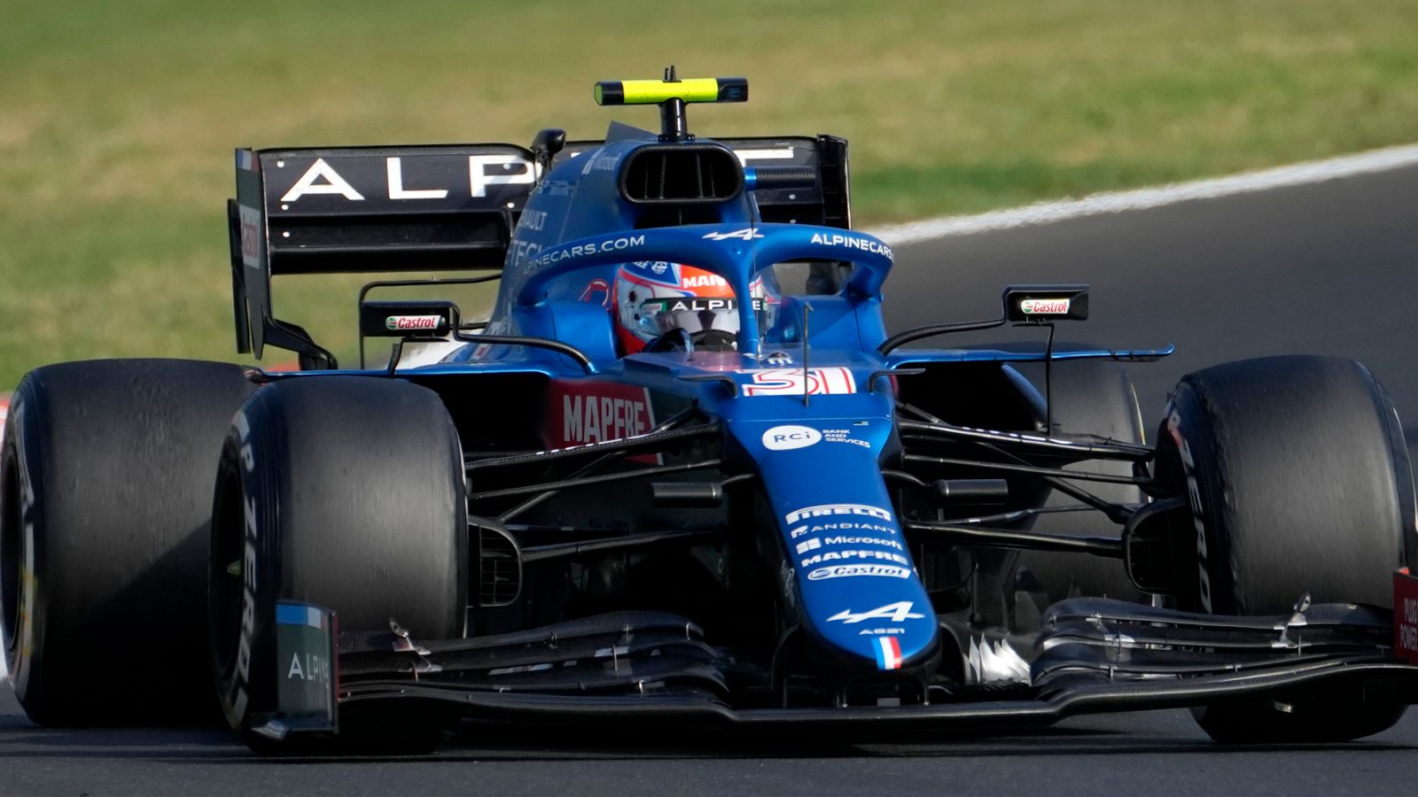 Formel-1-Pilot Esteban Ocon wird von Alpine mit Rennauto beschenkt | Formel 1 News | Sky Sport