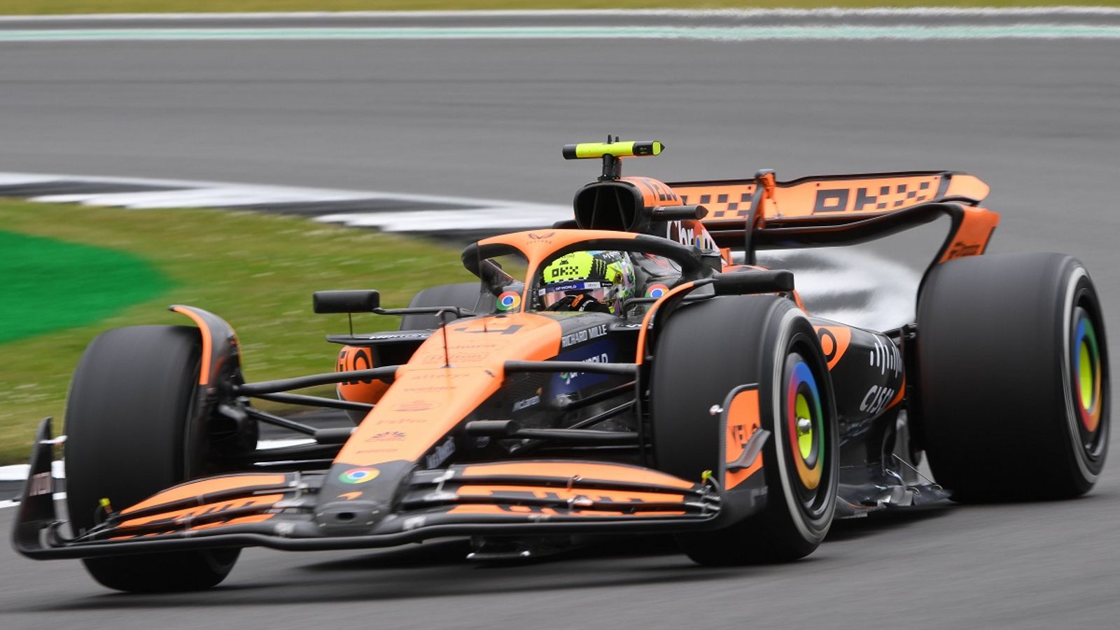 F1-Pilot Lando Norris mit Bestzeit in Silverstone im 2. Freien Training ...