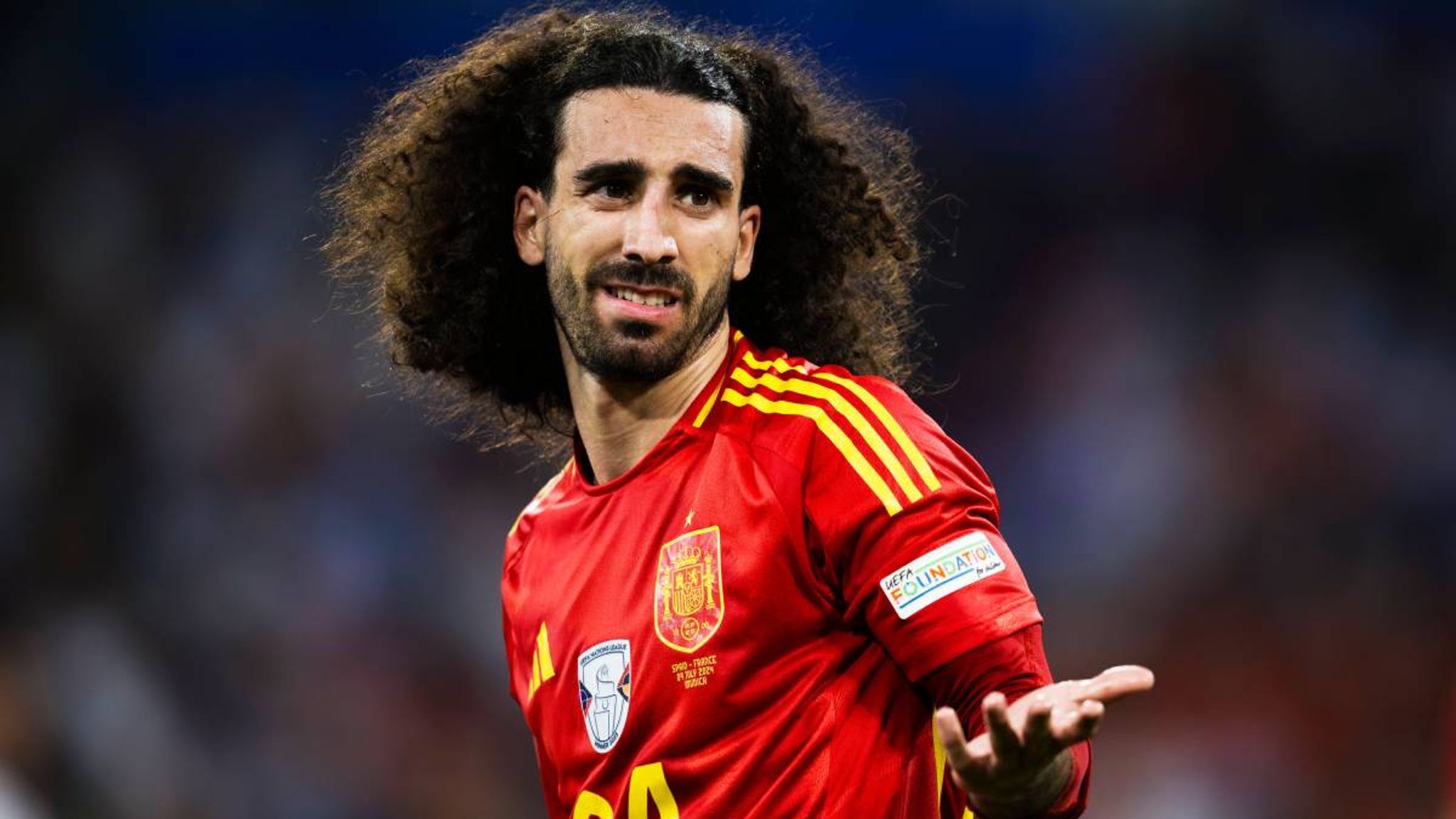 Reaktion von Cucurella auf Buhrufe wegen Handspiel-Szene gegen ...