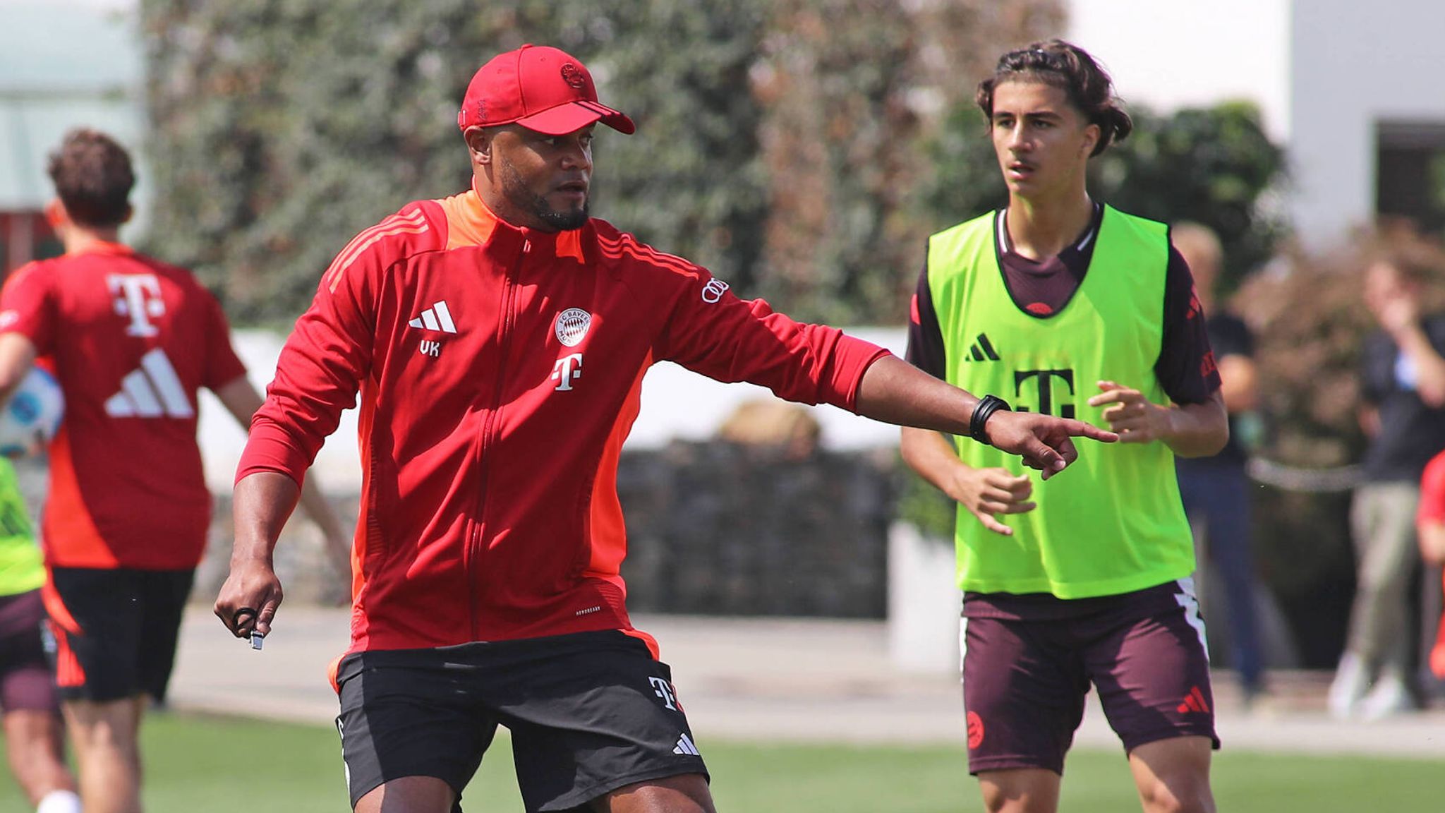 FC Bayern trainiert öffentlich - Kompany erinnert an Guardiola ...