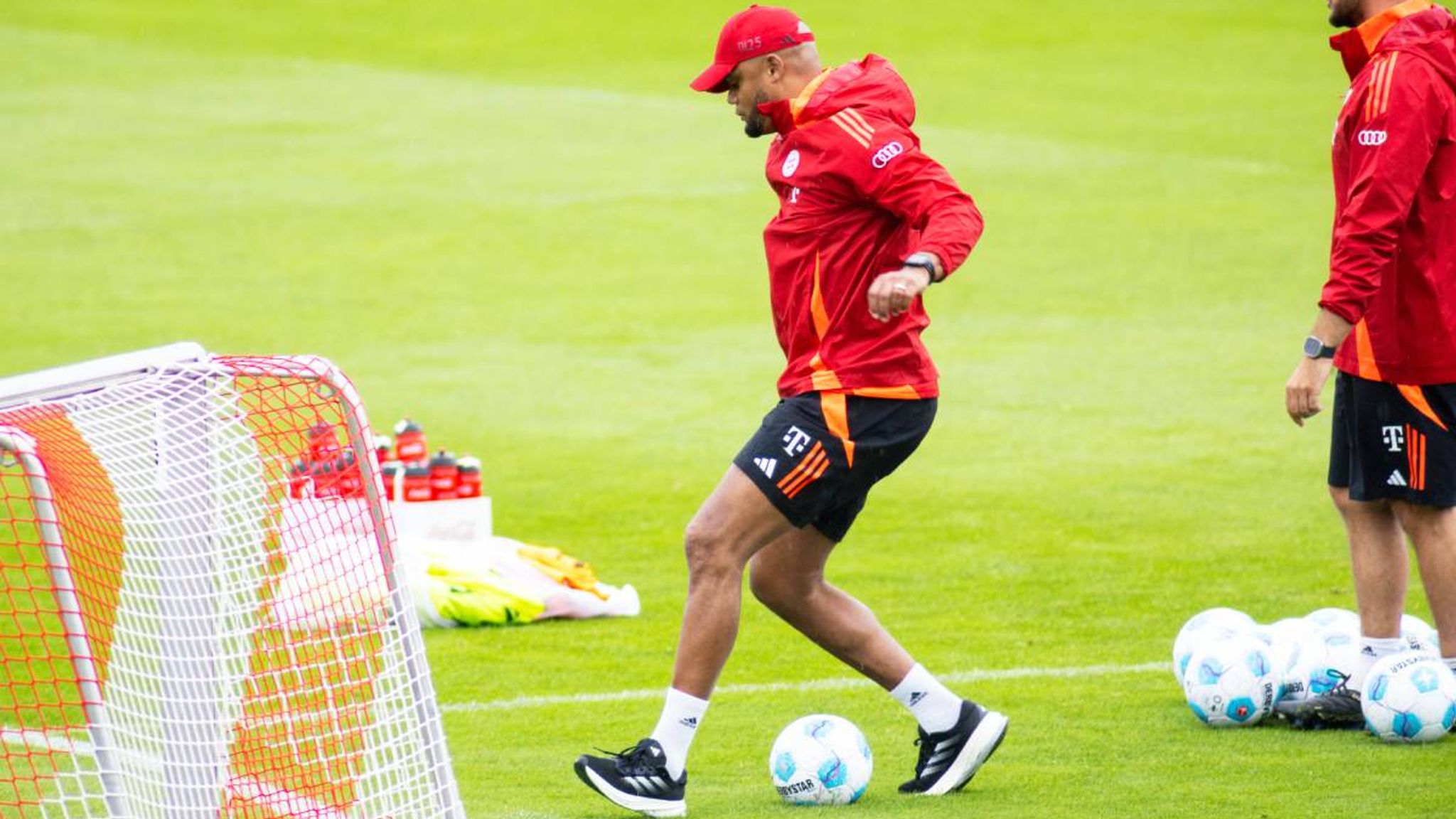 Vincent Kompany mit erster Trainingseinheit beim FC Bayern | Fußball ...