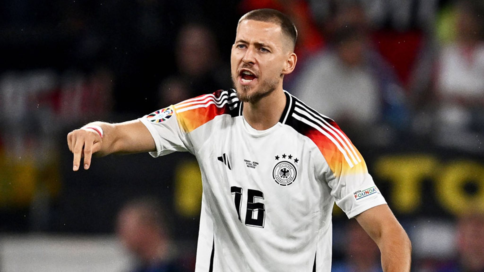 Waldemar Anton wechselt vom VfB Stuttgart zu Borussia Dortmund ...