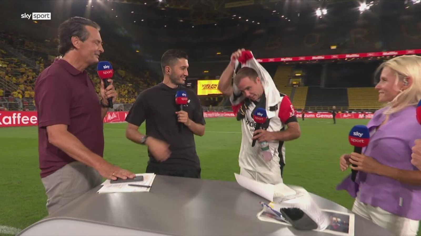 BVB-Trainer Nuri Sahin holt Trikot von Mario Götze für seine Tochter | Fußball News | Sky Sport