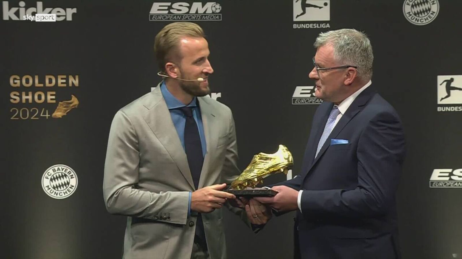 Bayern-Star Harry Kanen bekommt Goldenen Schuh verliehen | Fußball News ...