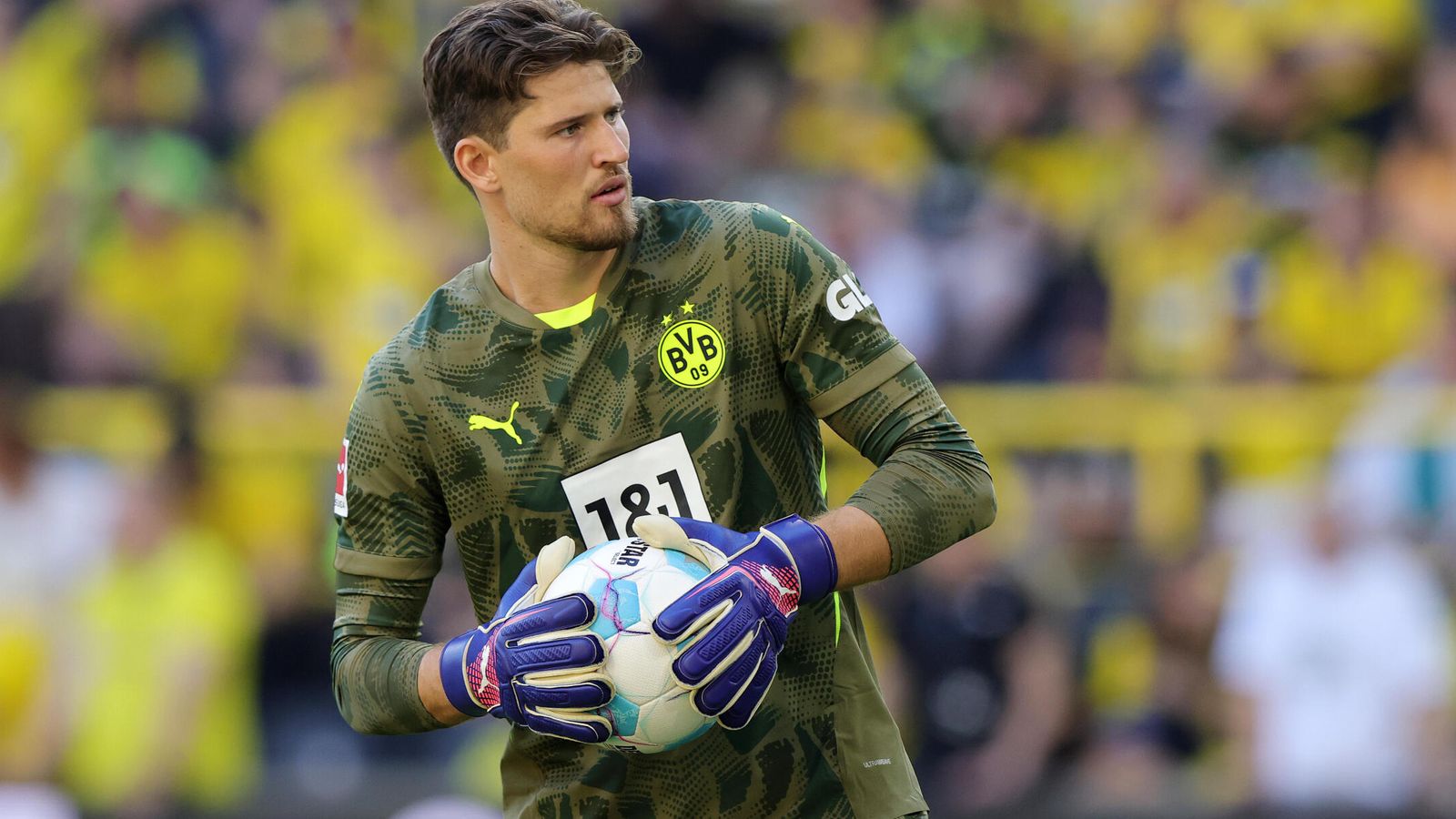 Gregor Kobel muss gegen Phönix Lübeck mit leichten Rückenproblemen raus ...