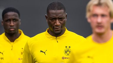 Serhou Guirassy trainiert erstmals mit dem BVB-Team auf dem Rasen ...
