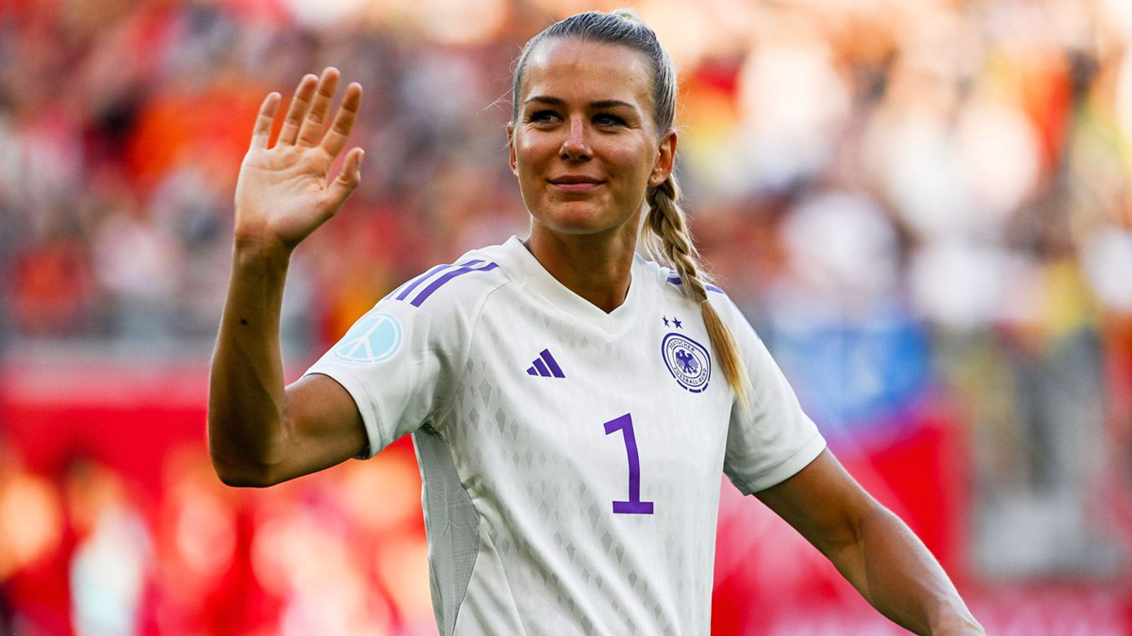 Merle Frohms tritt aus der deutschen Nationalmannschaft zurück ...