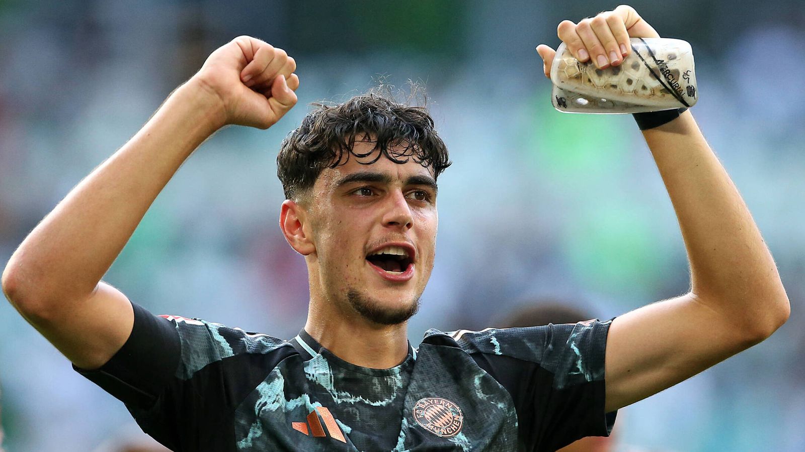Sky übergibt Pavlovic Transfer-Update-Award als bester Newcomer ...