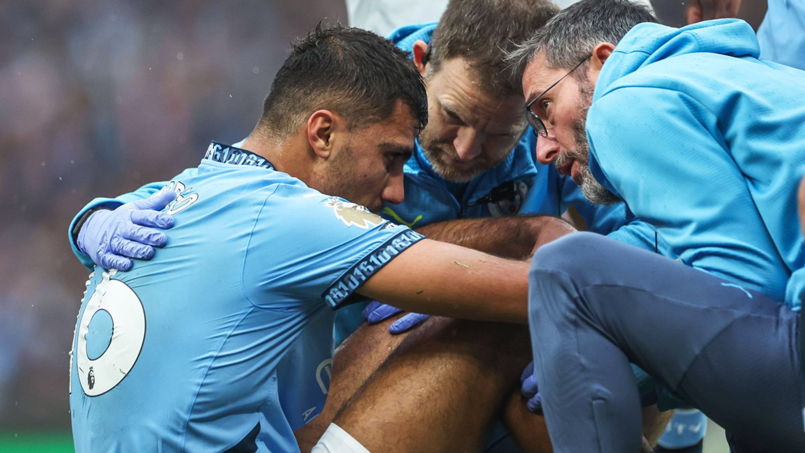 Manchester Citys Rodri erleidet wohl Kreuzbandriss | Fußball News | Sky ...