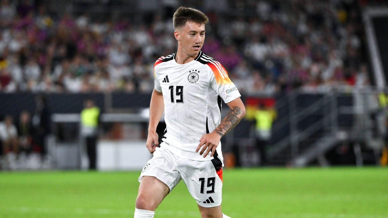 Angelo Stiller bringt Trikot seines ersten Länderspiels nach Hause ...