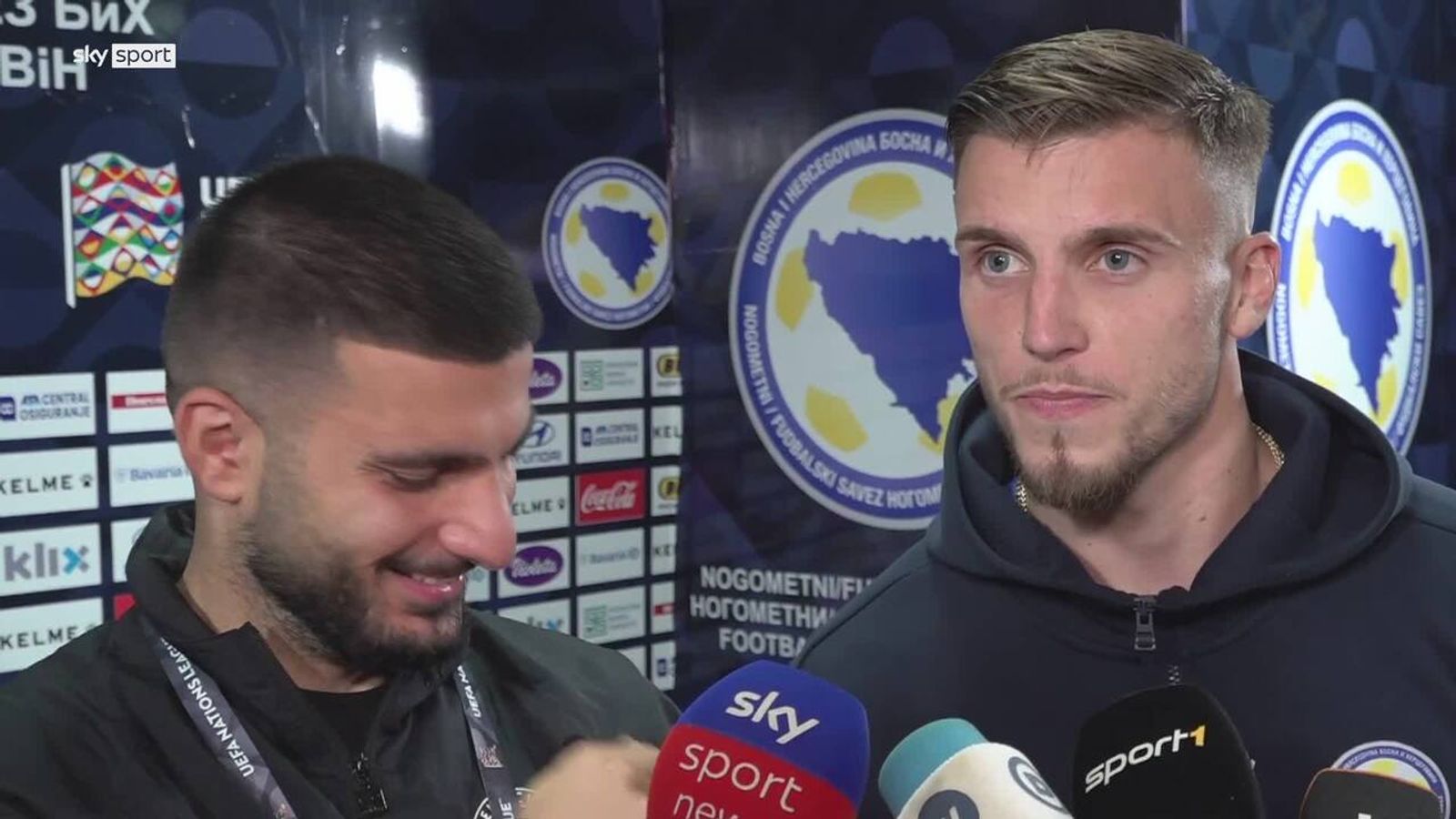 Deniz Undav nimmt Kumpel Demirovic im Interview aufs Korn | Fußball ...