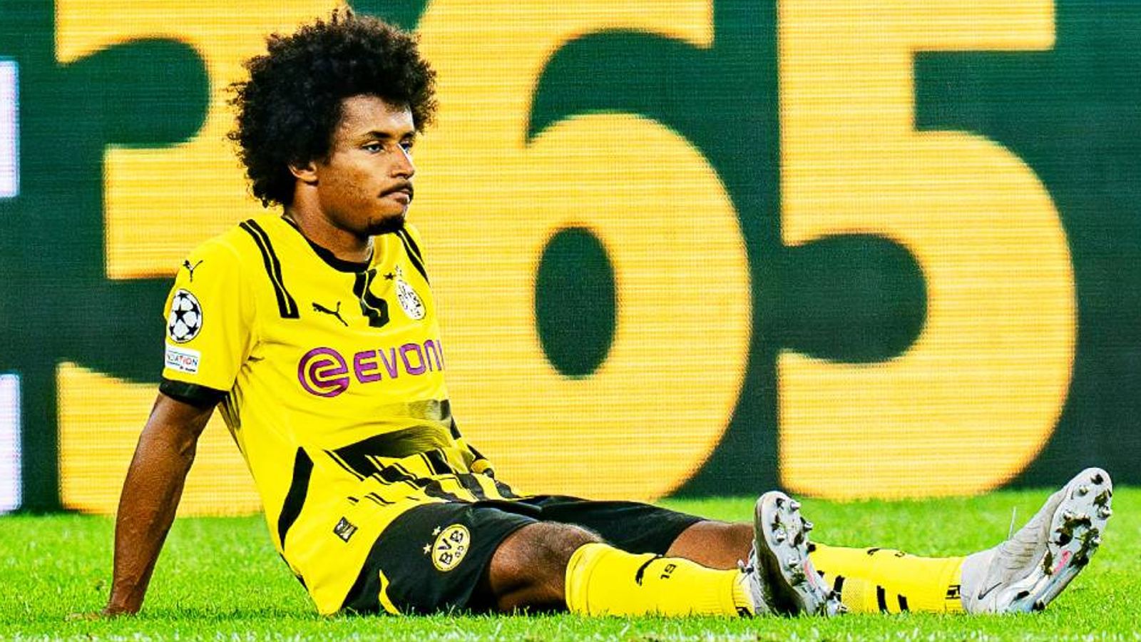 Karim Adeyemi verletzt sich gegen Celtic Glasgow am Oberschenkel ...