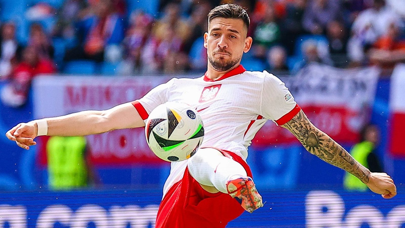 VfB Stuttgart beobachtet Mittelfeldspieler Jakub Moder von Brighton ...