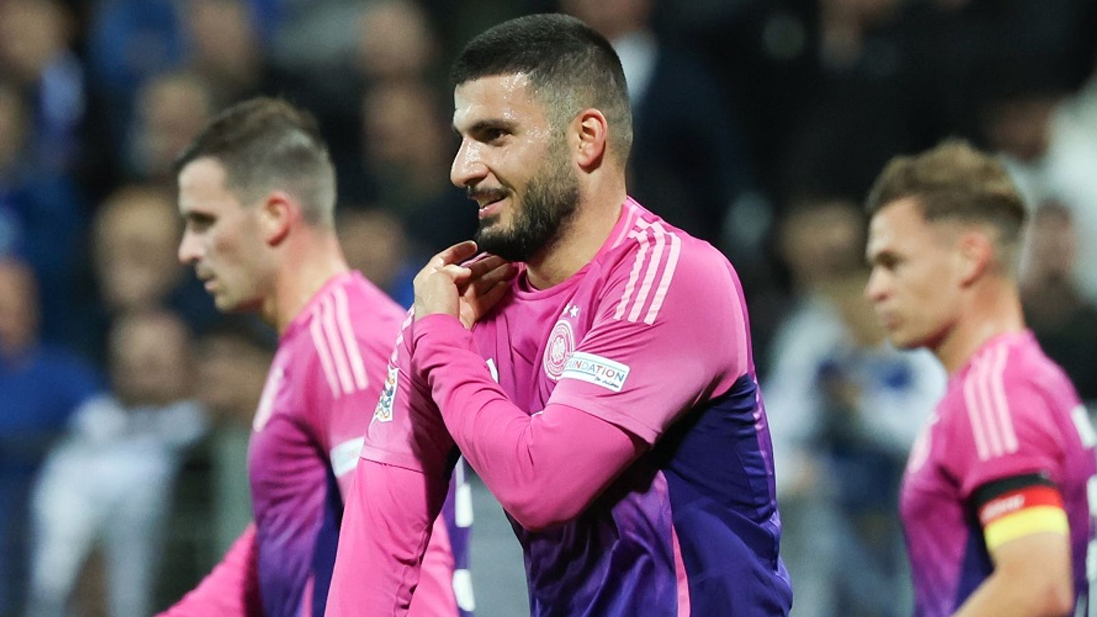 DFB-Stürmer Deniz Undav klaut Torjubel von VfB-Kollege Ermedin ...