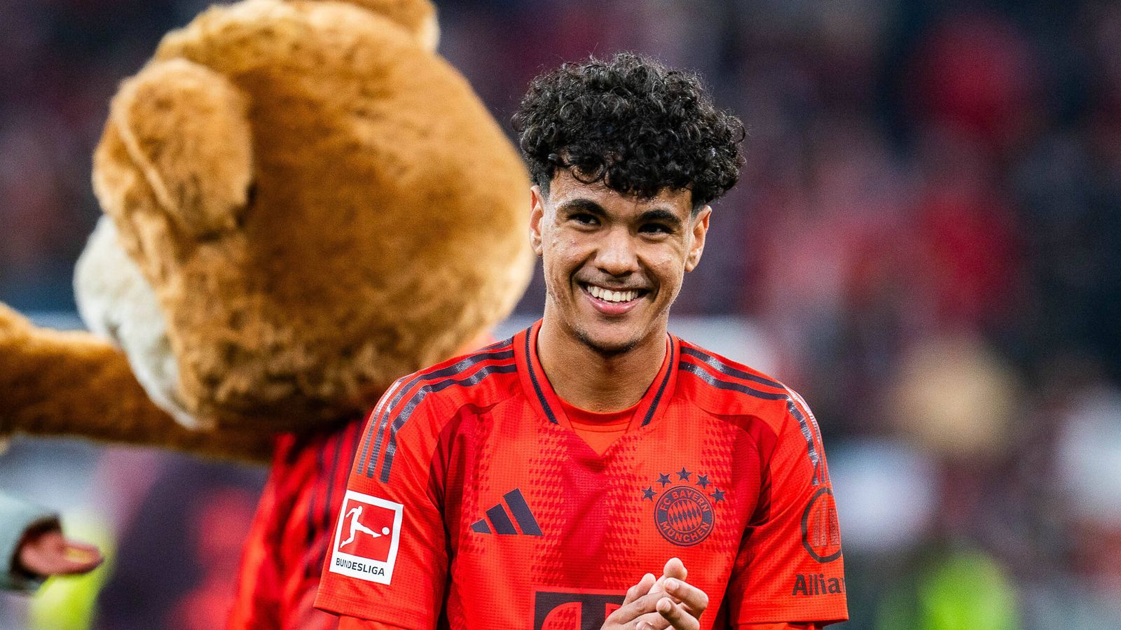 Adam Aznou gibt in der Bundesliga sein Debüt und wird gelobt | Fußball ...