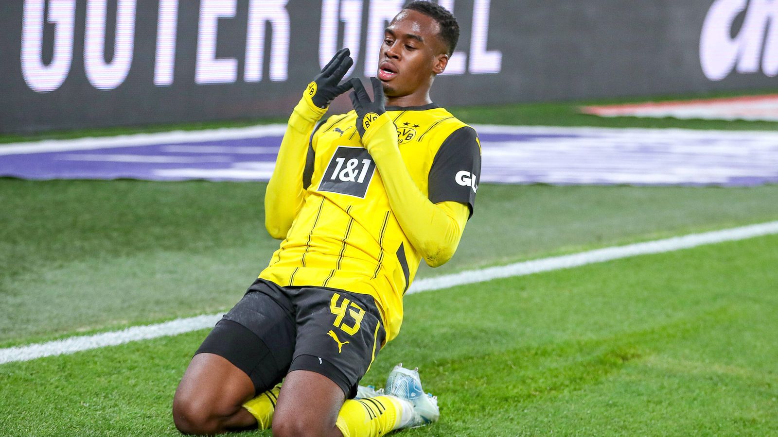 Felix Nmecha überzeugt beim BVB im Klassiker mit einer guten Leistung ...