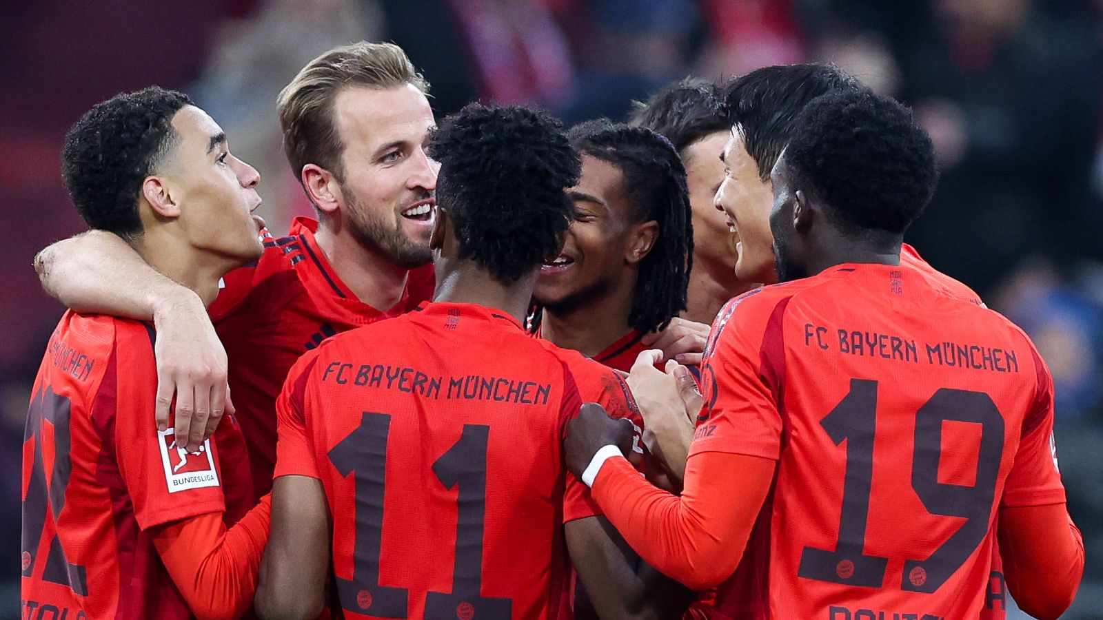Sondertrikot des FC Bayern in Rot und Gold | Fußball News | Sky Sport