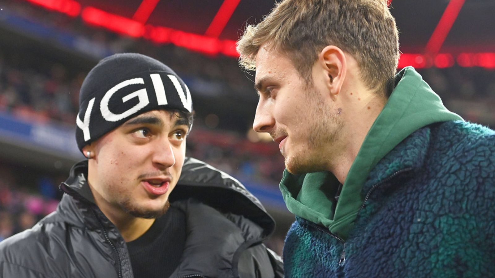 FC Bayern bald wieder mit Stanisic im Training - Pavlovic vor Kader ...