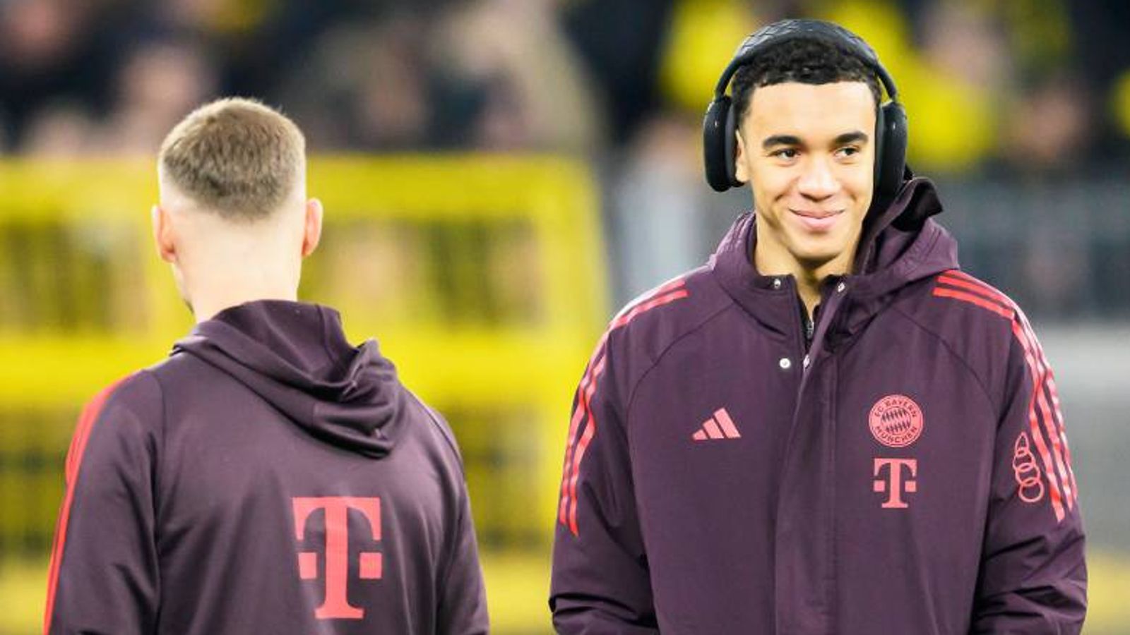 Yan Couto feiert mit BVB-Fans in den Katakomben - Bayern-Trio sucht Bus ...